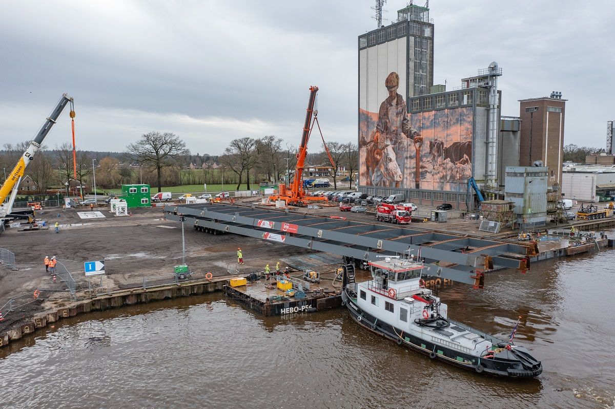 Aankomst brugdelen voor de Nettelhorsterbrug in Lochem